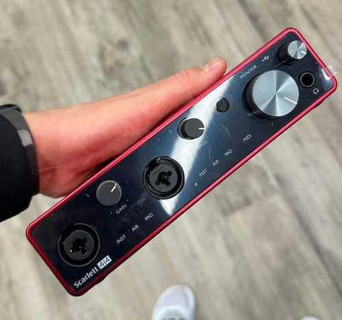 Звуковая карта Focusrite Scarlett 4i4 3rd gen