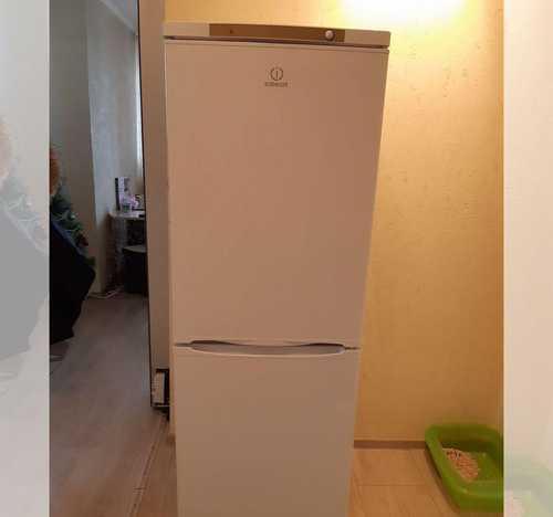 Продаю холодильник б/у indesit SB 16730