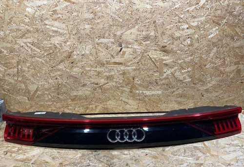 Фонарь задний внутренний Audi Q8 SQ8 4M8945695