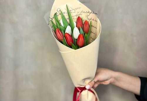 Красочный букет из ярких тюльпанов