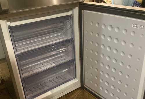 Б/у холодильник, работает только морозилка