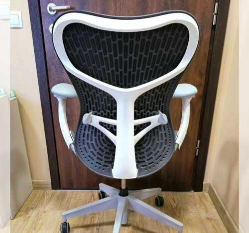 Офисное кресло Herman Miller Mirra 2