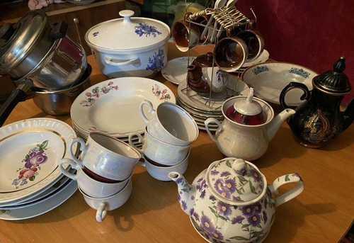 Набор столовой посуды тарелки, кружки, чайник