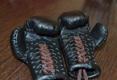 Черные сувенирные боксерские перчатки в авто 10 OZ
