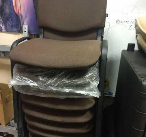 Офисный стул коричневый