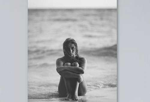 Интерьерная картина Красивая Девушка Сидит на Пляж