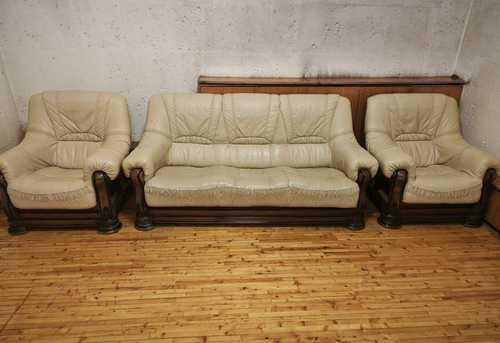 Кожаный испанский диван и два кресла