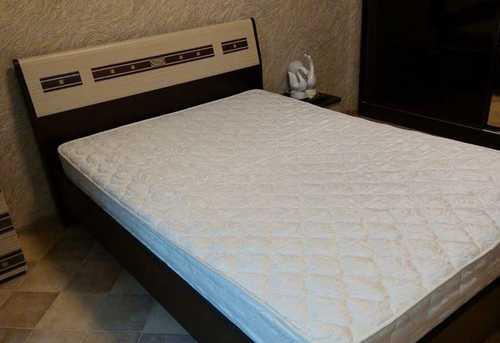 Кровать двухспальная с пружинным матрасом