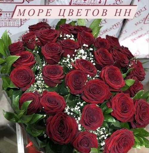 Букет из 31 розы с гипосфилой