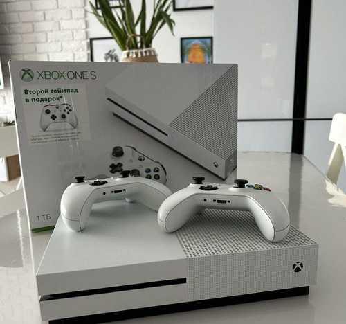 Xbox one s 1tb с двумя геймпадами