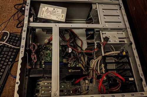 Компьютер в огромном серверном корпусе