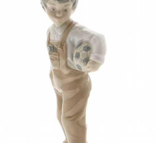 Фарфоровая фигура "Мальчик с мячом". NAO by Lladro