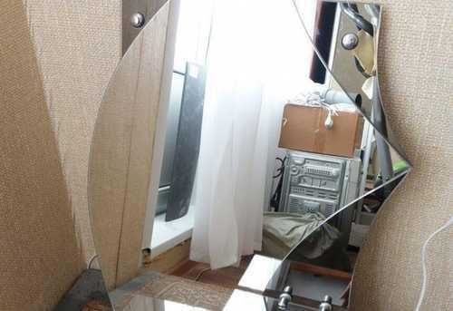 Фигурное настенное зеркало с полками для ванной