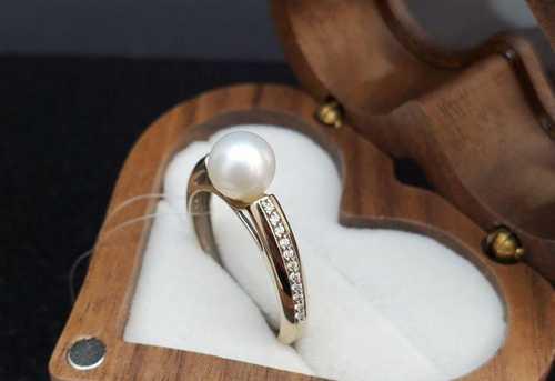 Кольцо из белого золота с жемчугом и фианитами