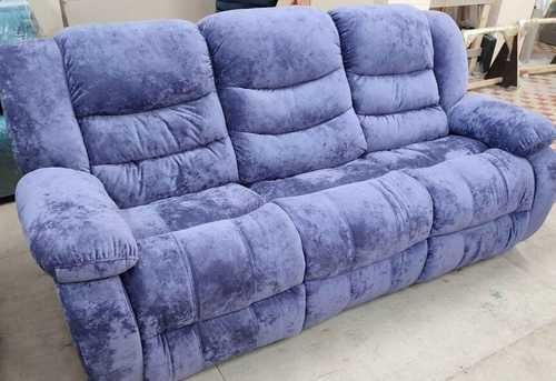 Яркий диван с реклайнерами от производителя