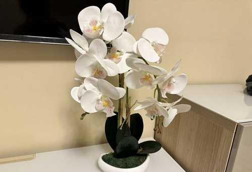 Искуственная белая орхидея в кашпо