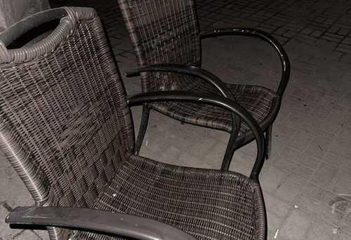 Плетеные стулья