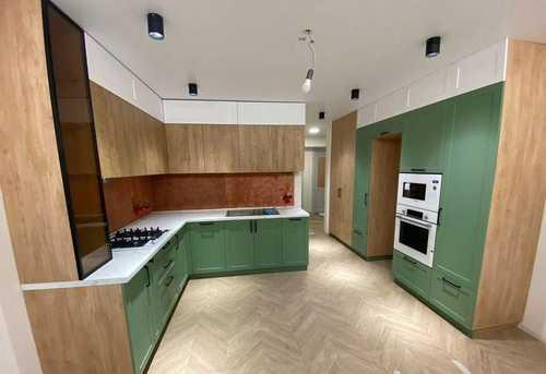 Кухня неоклассика в зеленом цвете
