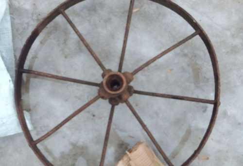Старинное железное колесо от трактора