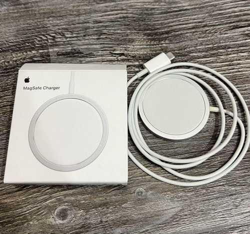 Беспроводное зарядное устройство Apple MagSafe
