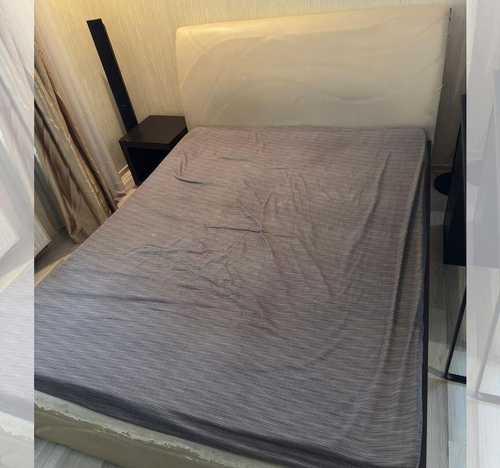 Кровать с матрасом