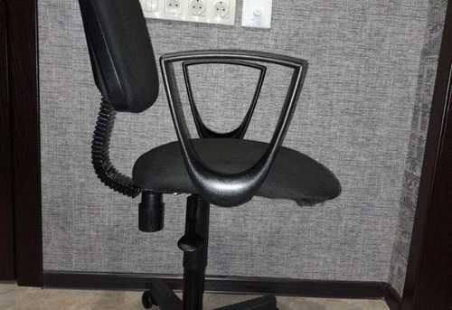 Компьютерное кресло на колесиках состояние нового
