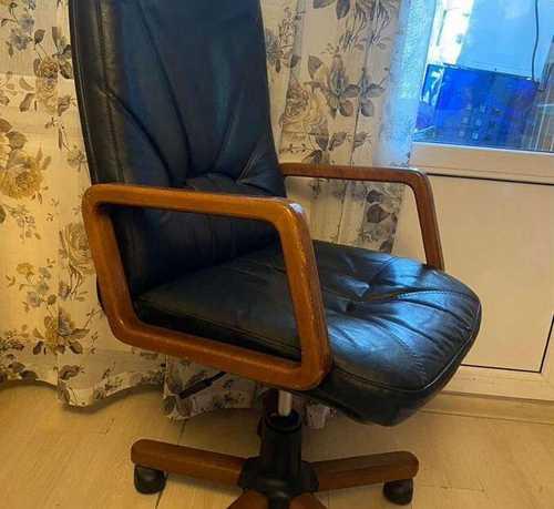 Кожаное кресло директора