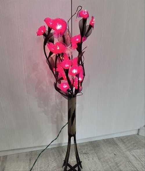 Декоративный светящийся цветок в вазе из бамбука
