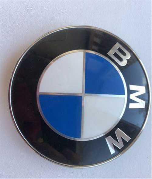 Значок bmw на черном фоне