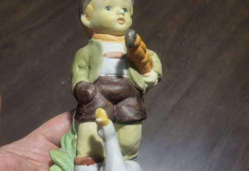 Фарфоровая статуэтка Мальчик с гусем