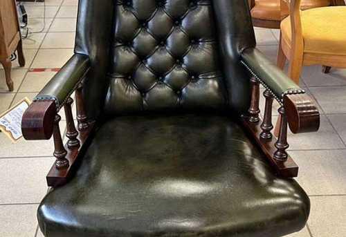 Старинное кожаное кресло, кабинетное
