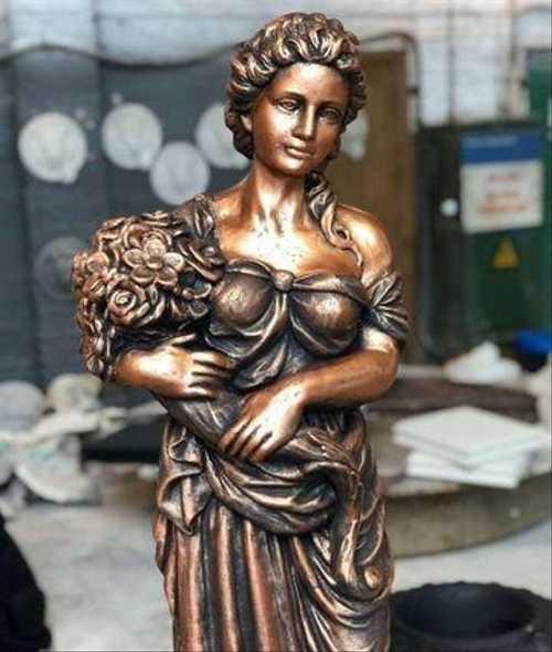 Скульптура девушки из бетона — Итальянка с букетом