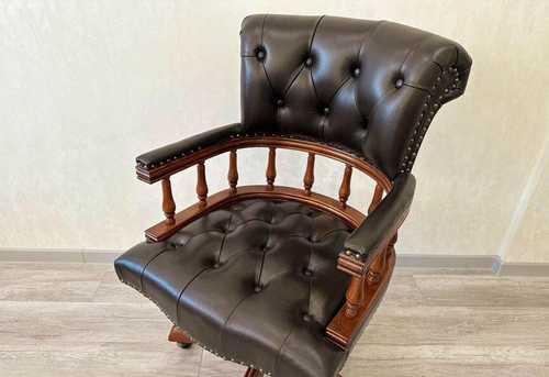 Кресло кожаное на колесиках в офис