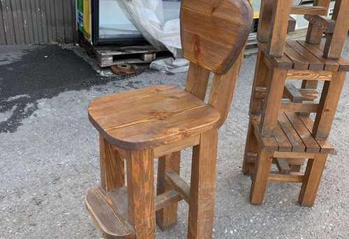Деревянные табуретки и барный стул
