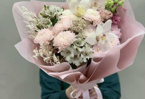 Букет цветов с орхидеями и эустомой с доставкой