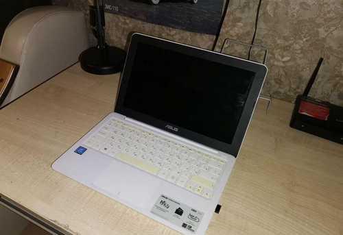 Ноутбук Acer цвет белый