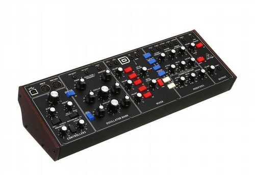 Аналоговый синтезатор behringer model D