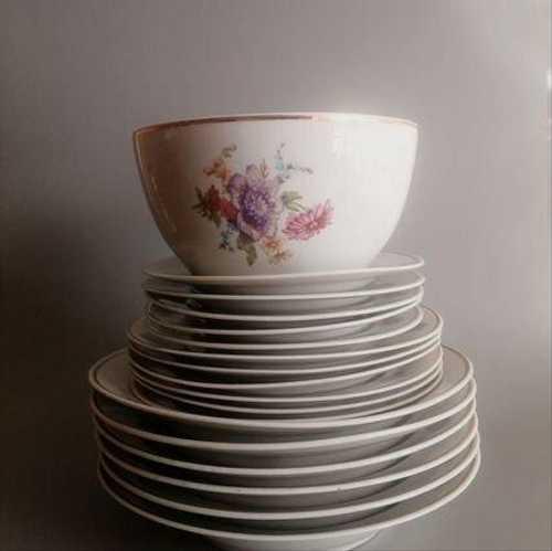 Столовый набор тарелок с цветочным декором