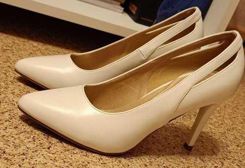 Туфли женские белого цвета 36 размер