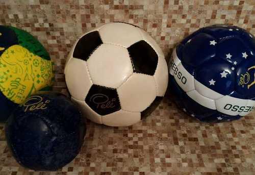 Коллекция футбольных мячей Пеле