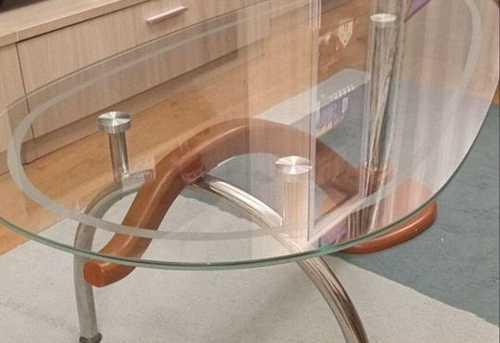 Журнальный столик из стекла