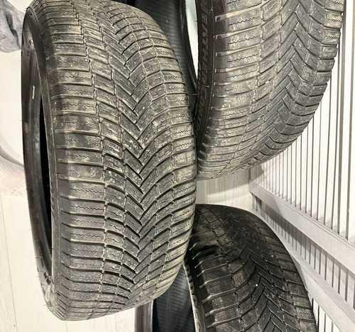 Bridgestone Weather Control A005 235/55 R18 104V