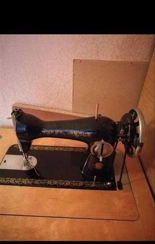 Антикварная ножная швейная машина