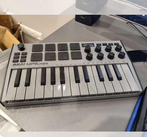 Akai Professional MPK Mini MK3 midi-контроллер