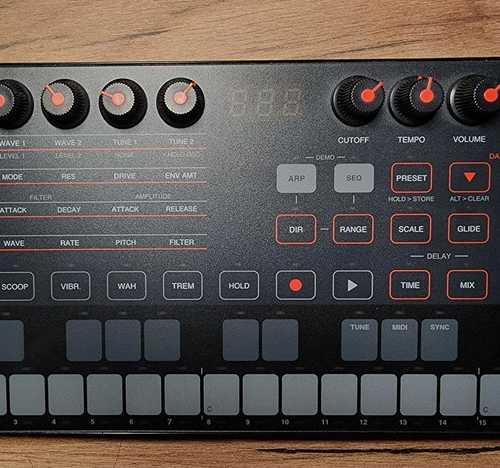 IK Multimedia UNO synth