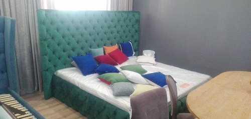 Зелёная кровать с высоким изголовьем от Бени