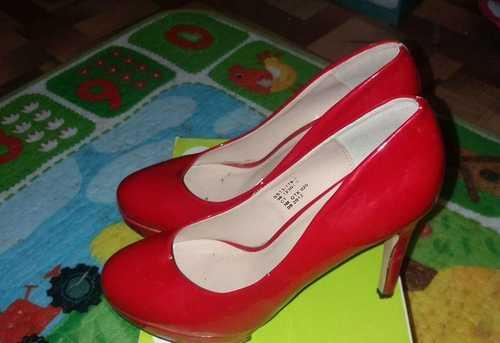 Лаковые красные туфли 36 размер