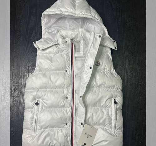 Жилетка moncler глянцевая белая