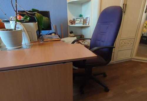 Письменный стол и компьютерное кресло