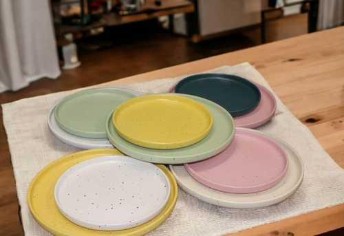 Тарелки керамические разноцветные